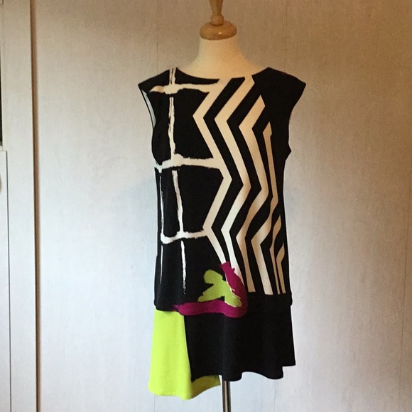 eva varro | Tops | Eva Varro Black And White Asymmetrical Graphic Tunic ...